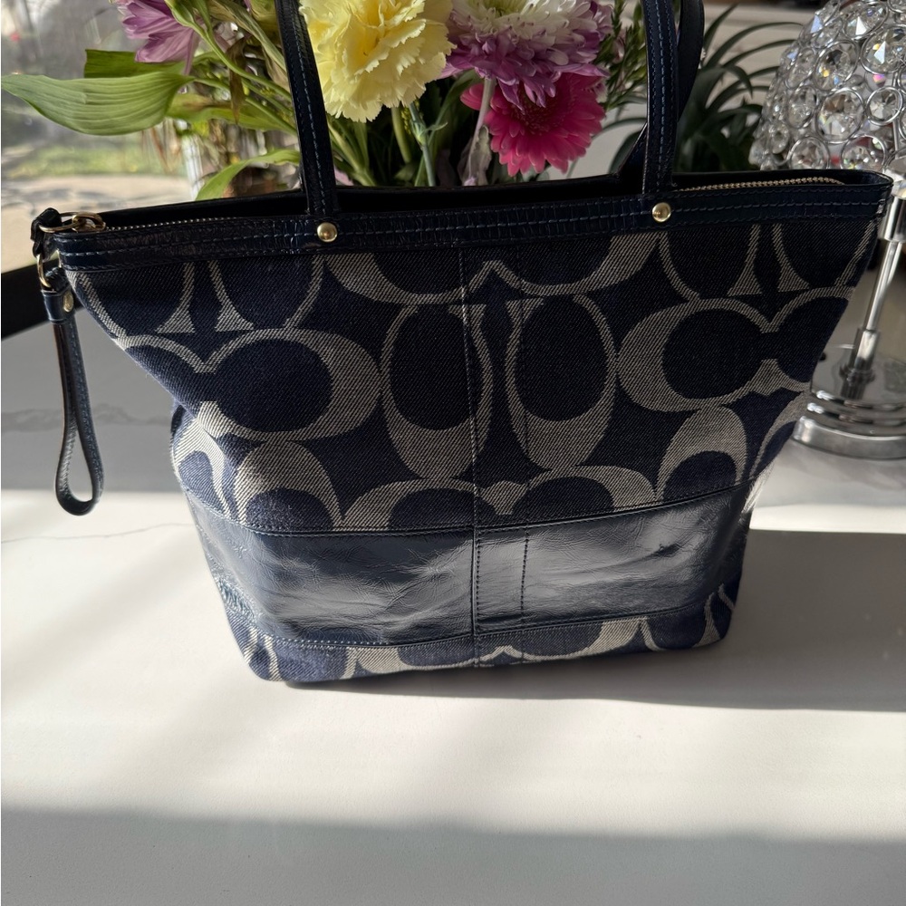 Coach Navy And Cream Signature Tote - Gem